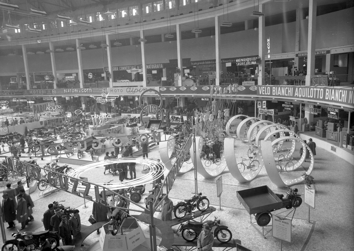 Interno del padiglione auto, avio, moto e ciclo alla Fiera Campionaria ...