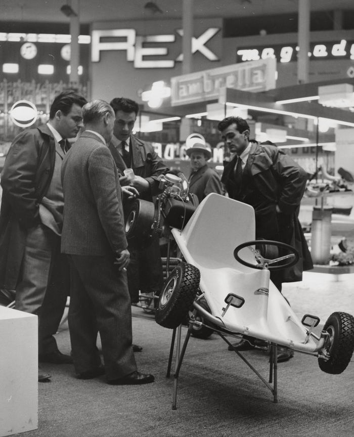 Interno del padiglione auto, moto, ciclo, accessori e articoli sportivi ...
