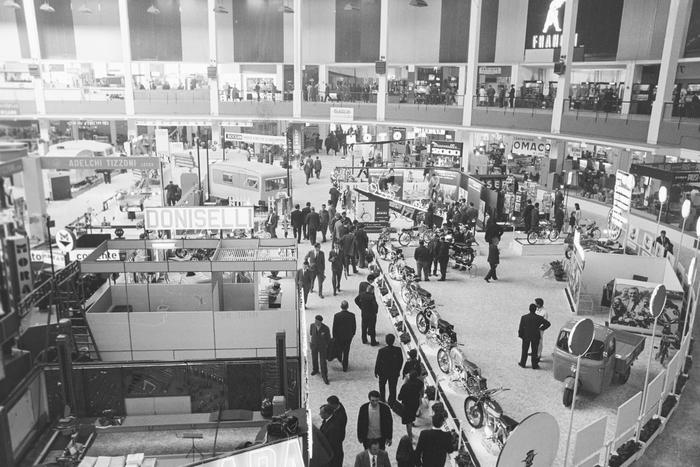 Interno del padiglione auto, avio, moto e ciclo alla Fiera Campionaria ...