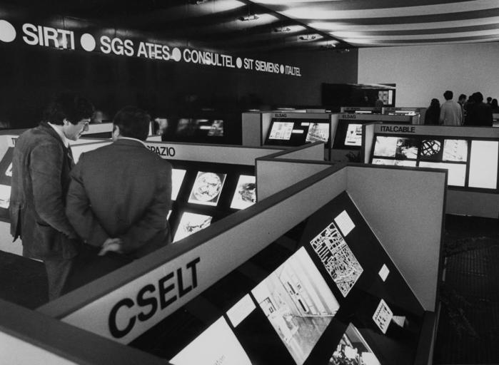 Interno del padiglione IRI-STET alla Fiera Campionaria di Milano del ...