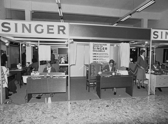 Stand Singer alla Fiera Campionaria di Milano del 1979 - Archivio ...