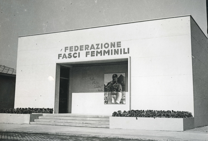 Veduta esterna del padiglione della Federazione dei Fasci femminili ...